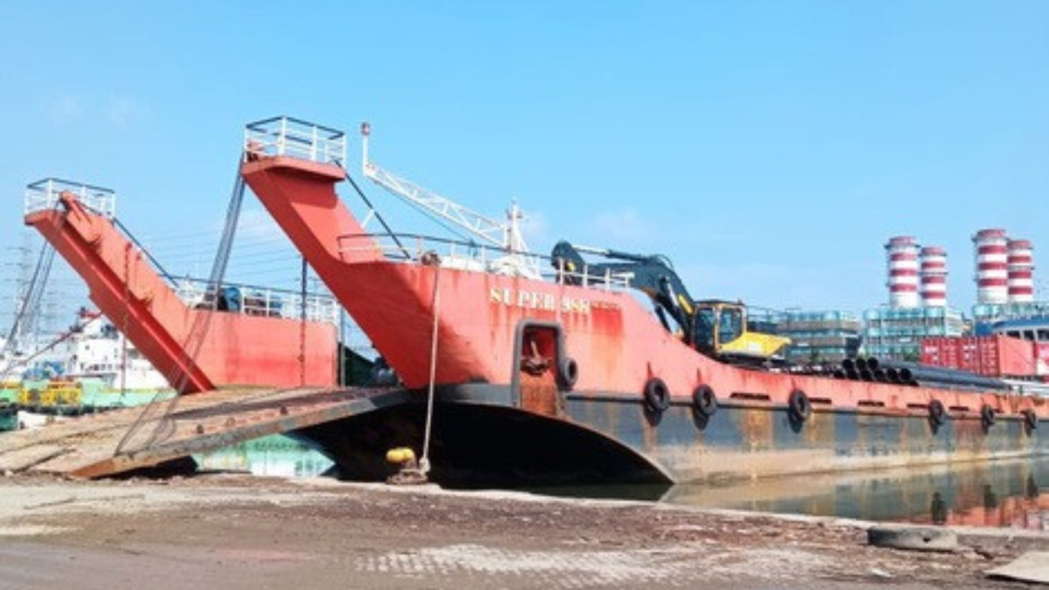 Kapal LCT vs Tongkang: Mana Lebih Efisien untuk Pengiriman?